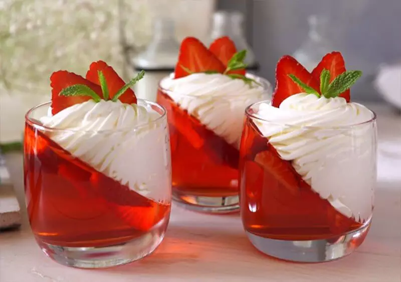 Resep sareng strawberry: Dessert strawberry 1502_20