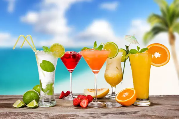 Cocktails alcohólicos: receitas, instrucións fotográficas e clases maxistrais de video