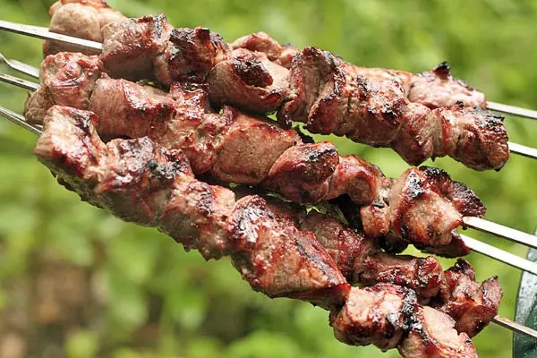 Marinade pentru Kebab: Cum să luați kebabs astfel încât carnea să fie suculentă și moale?