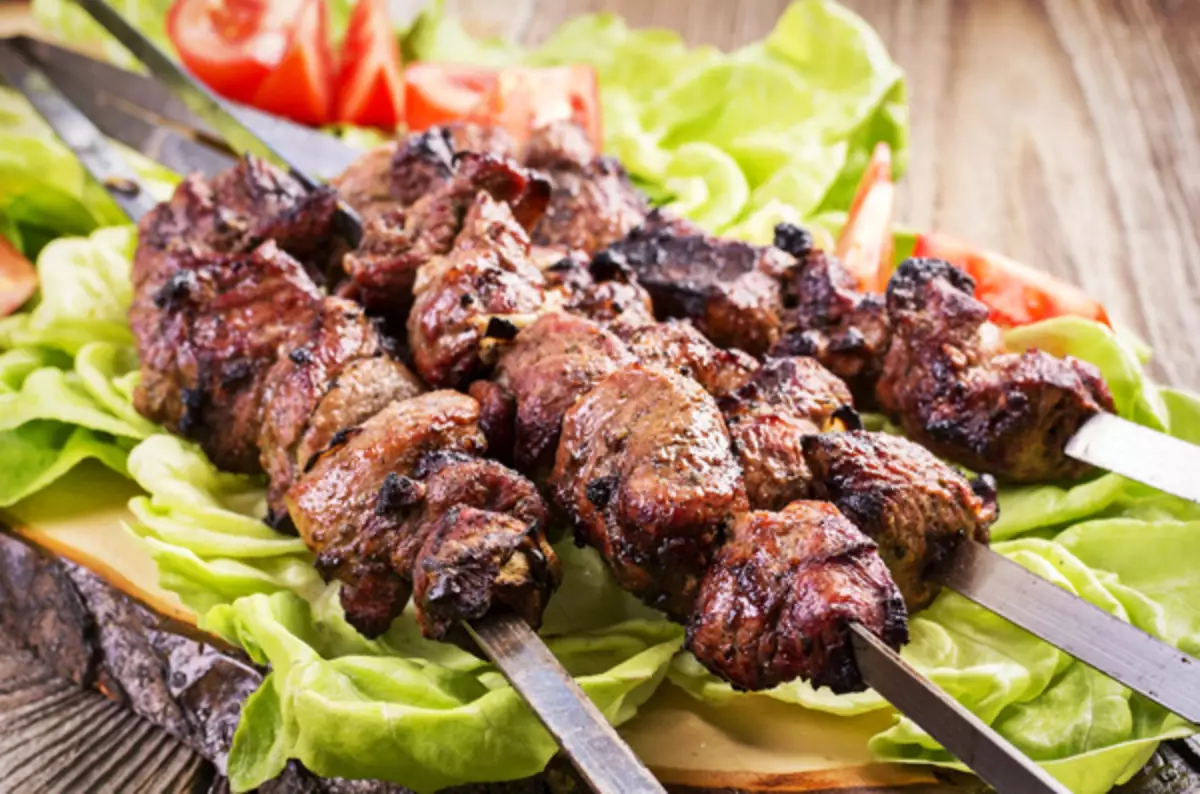 Marinade pentru Kebab: Cum să luați kebabs astfel încât carnea să fie suculentă și moale?