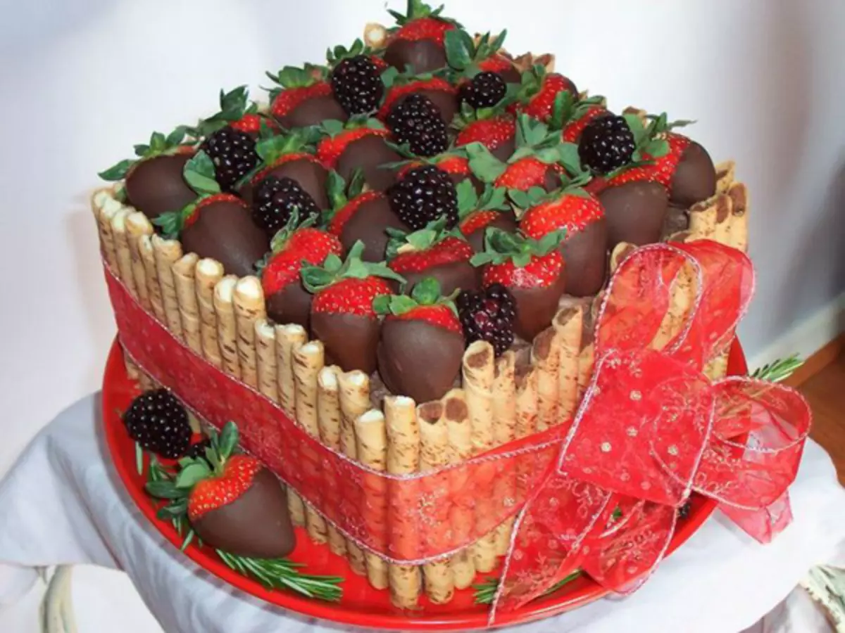 Uburyo bwo gushushanya cake ya strawberry: Umudake wa Cake, icyiciro cya Master, Amafoto na videwo