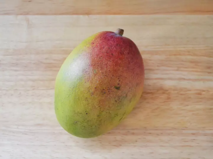 Kiel purigi granatojn, ananason, oranĝon, aguacate, akvomelono, kivo kaj mango?