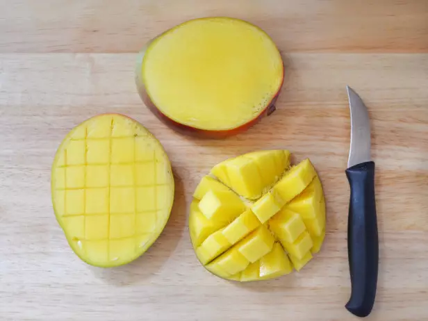 Kiel purigi granatojn, ananason, oranĝon, aguacate, akvomelono, kivo kaj mango?