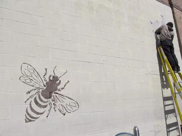 Stencils of Bees: Stencils abeloj por tranĉi, sur la muro, fenestro, kiel maniero ornami