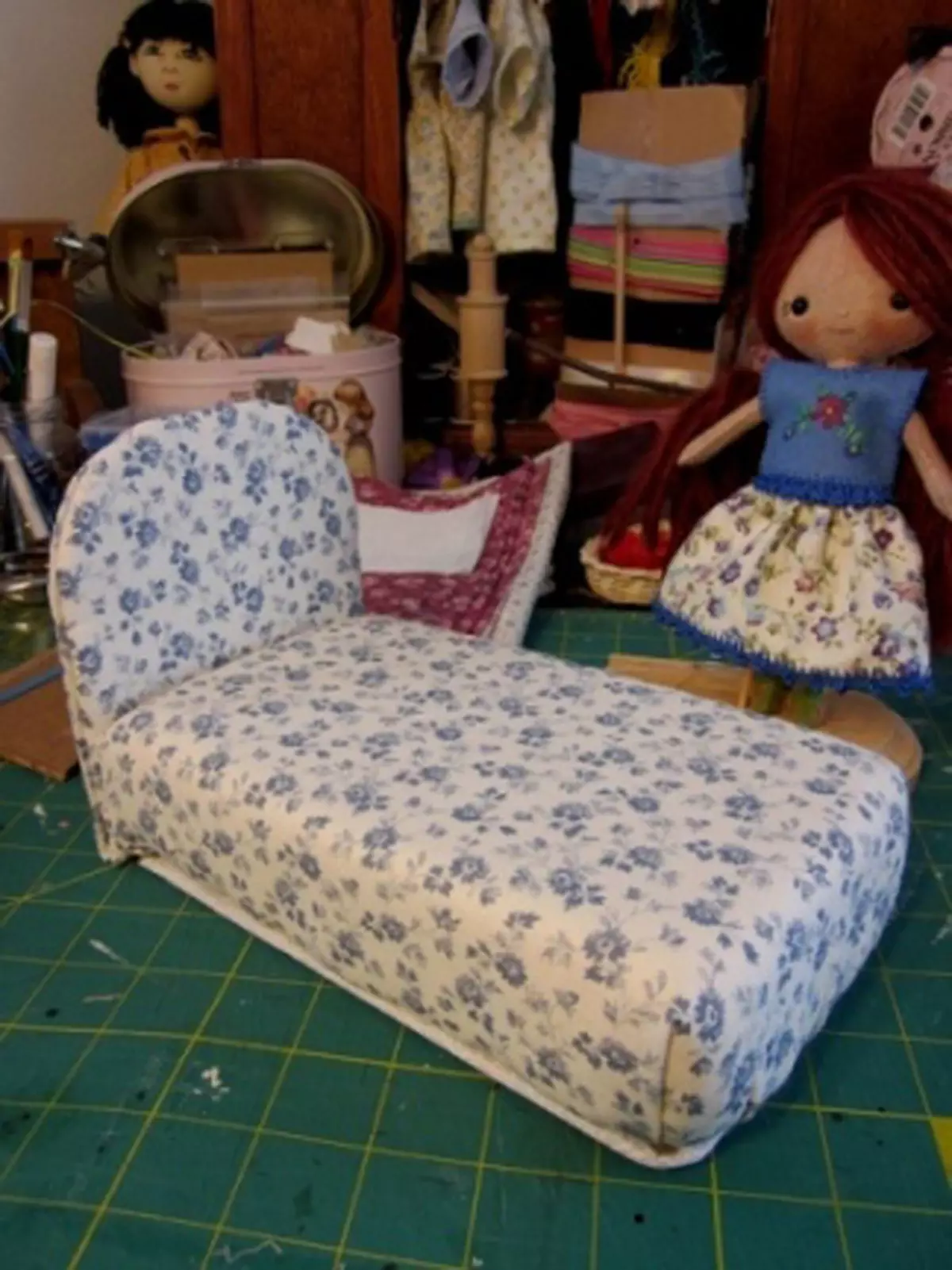 Cama para muñecas. ¿Cómo hacer una cama para la muñeca con tus propias manos?