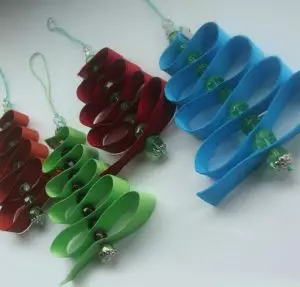 Træ fra bånd med perler. Hvordan man laver et juletræ fra båndet gør det selv?
