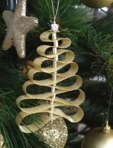 Baum vom Band mit Perlen. Wie kann man einen Weihnachtsbaum aus dem Band machen?