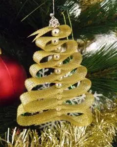 ビーズとリボンからの木。リボンからクリスマスツリーを作る方法それを自分でやる？