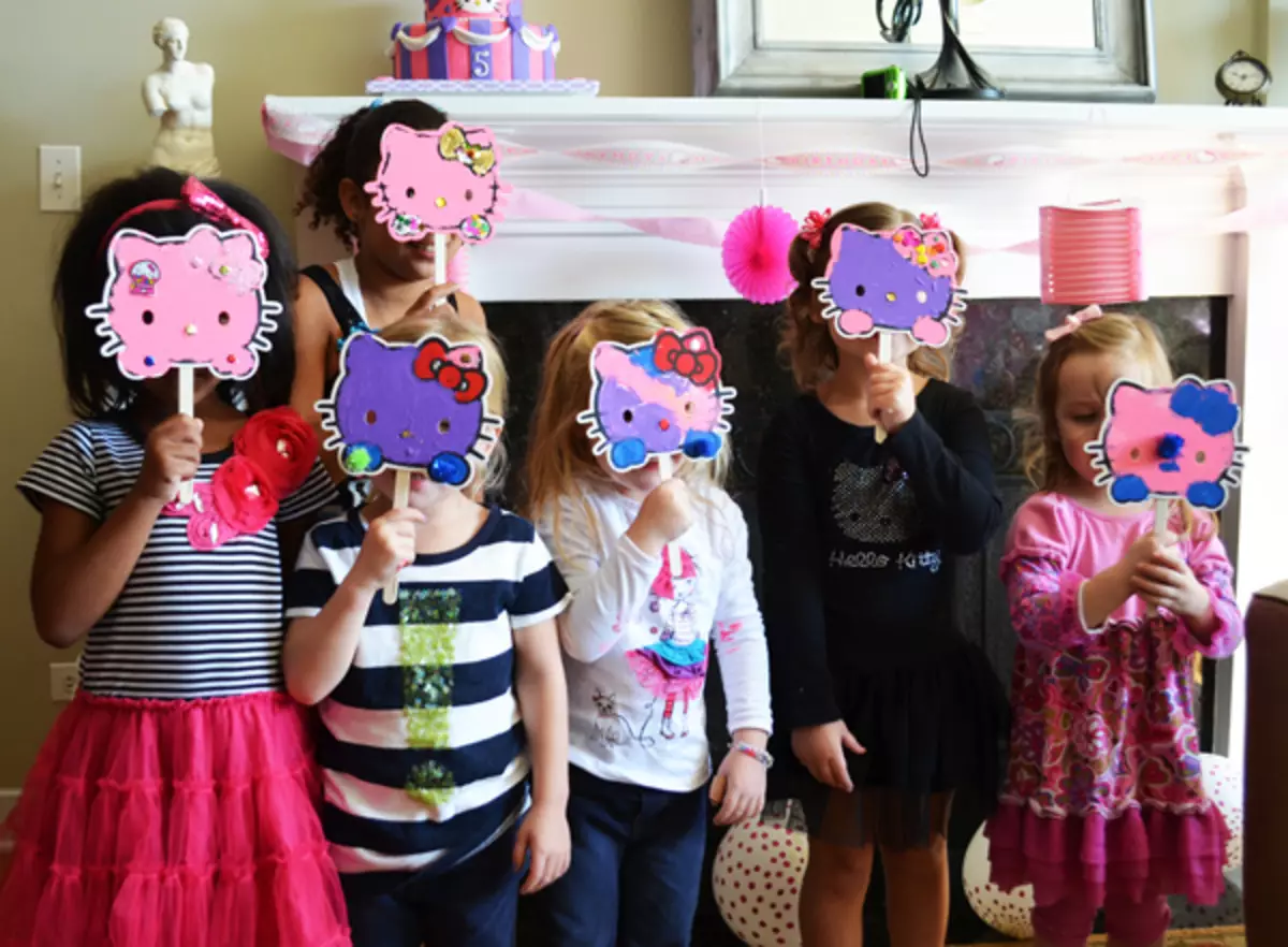 हॅलो किट्टी (हॅलो किट्टी) मध्ये वाढदिवस मुली: संस्थेसाठी, डिझाइन आणि गेमसाठी कल्पना