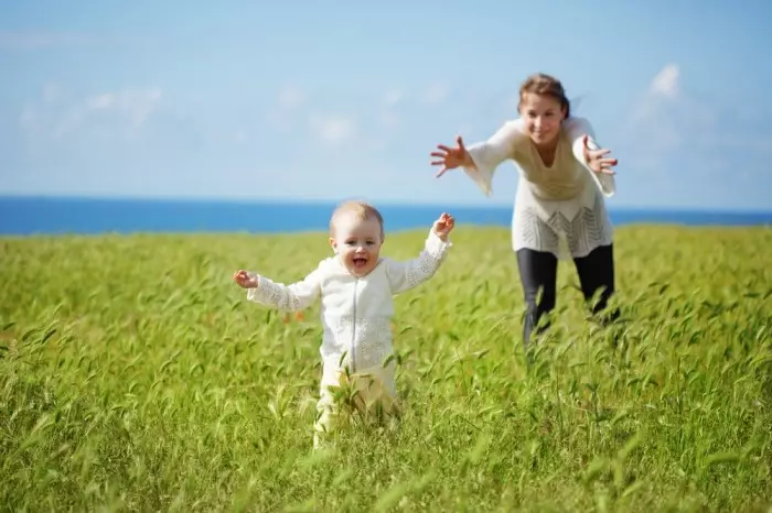 子供のためのひも。あなた自身の上を歩くように子供に教える方法は？