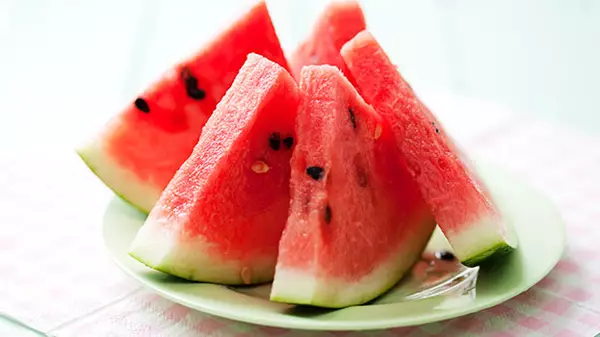 Resep watermelon. Apa sing masak saka semangka kanggo panganan cuci mulut?
