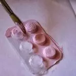 Kokekar til dukker gjør det selv: retter for dukketeforsyninger fra tabletter