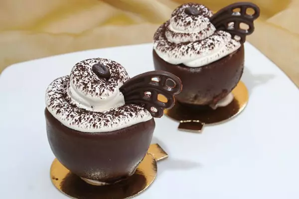 Krásný dezert: Domácí dezert v čokoládovém košíku