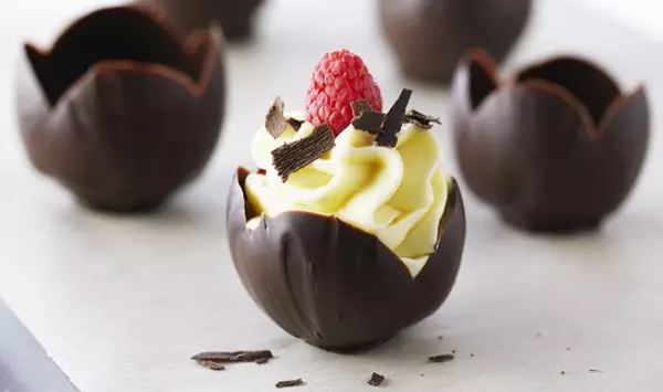 Vacker efterrätt: hem efterrätt i chokladkorg
