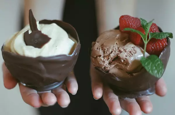 सुन्दर डेम्बर: चकलेट टोकरीमा घर हरू