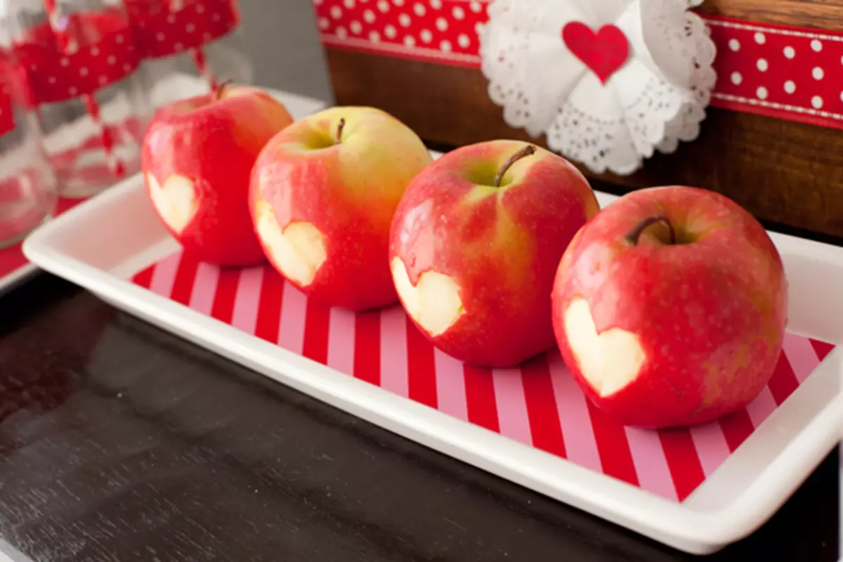 Lisebelisoa tsa Apple tse nang le linepe: Apple Desserts