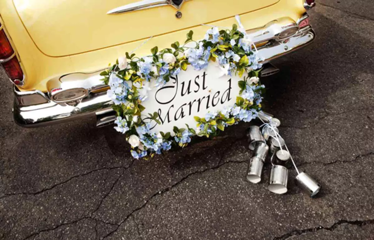 Dekorime në makinë: kanaçe me kallaj si një dekoratë dasmës në makinë