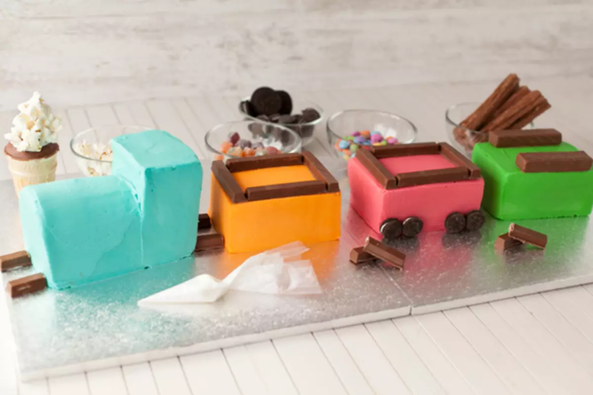 Children's cake: cake train. How to make a cake train with your own hands?