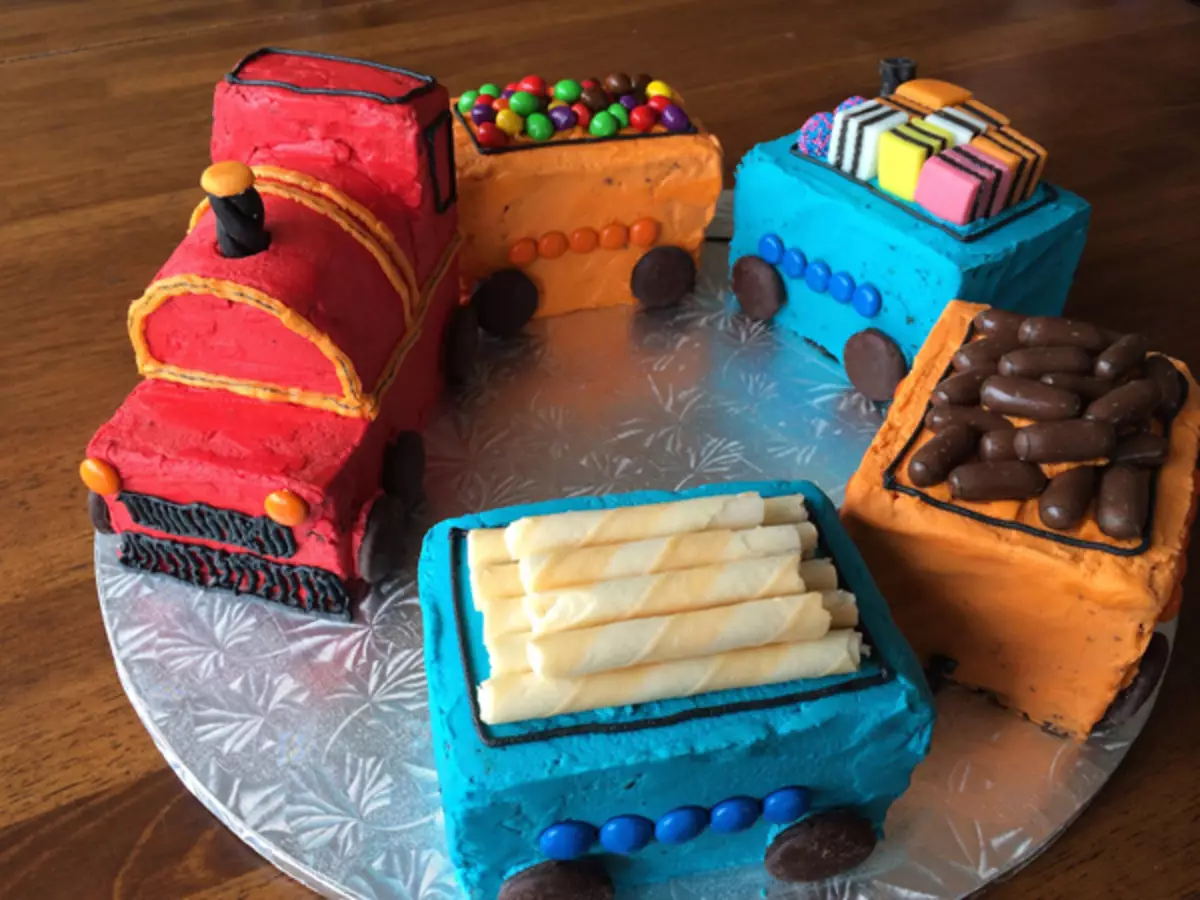 Torta per bambini: treno torta. Come fare un treno di torta con le tue mani?