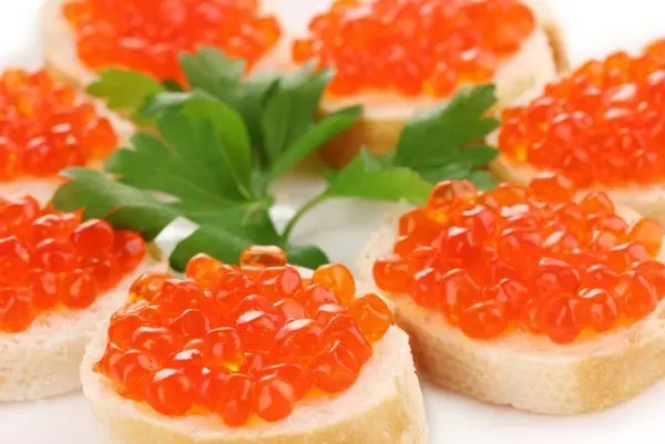 Sandwic dengan kaviar merah. Bagaimana untuk memfailkan kaviar merah di atas meja?