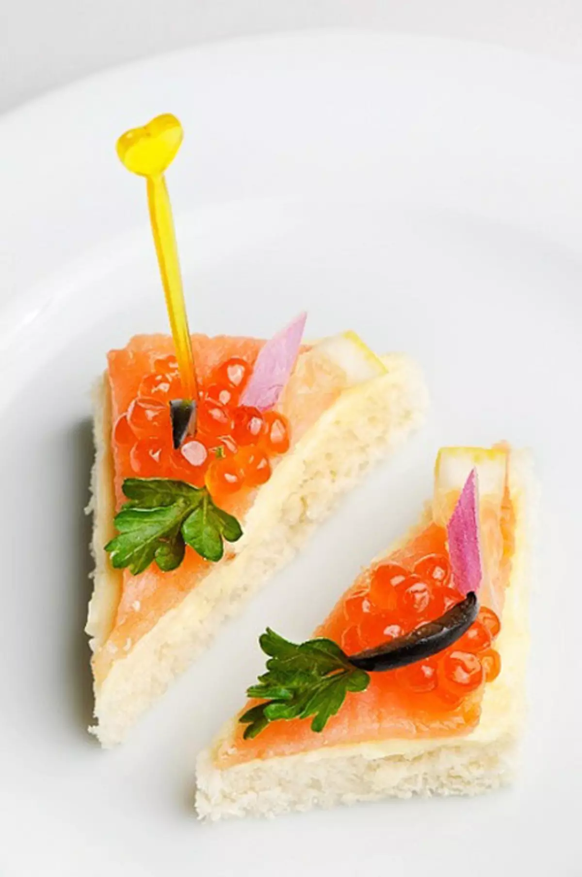 sandwiches ກັບ caviar ສີແດງ. ວິທີການຍື່ນ caviar ສີແດງຢູ່ເທິງໂຕະ?