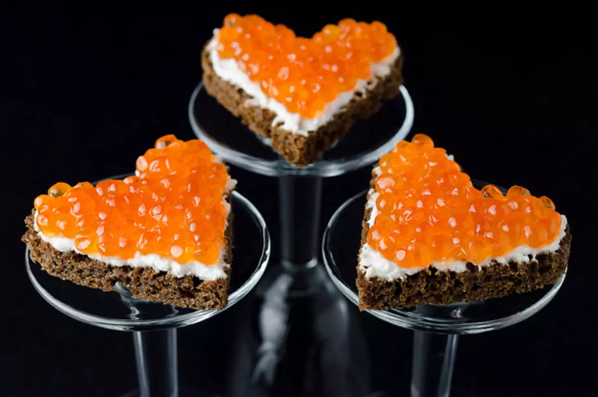 Sandwichs avec caviar rouge. Comment déposer un caviar rouge sur la table?