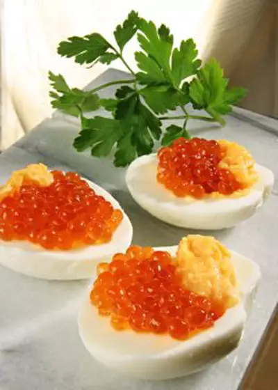Bánh sandwich với trứng cá muối đỏ. Làm cách nào để nộp trứng trứng cá đỏ trên bàn?