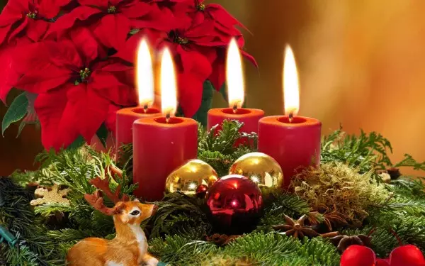 Lilin untuk tahun baru. Lilin Natal seperti dekorasi interior