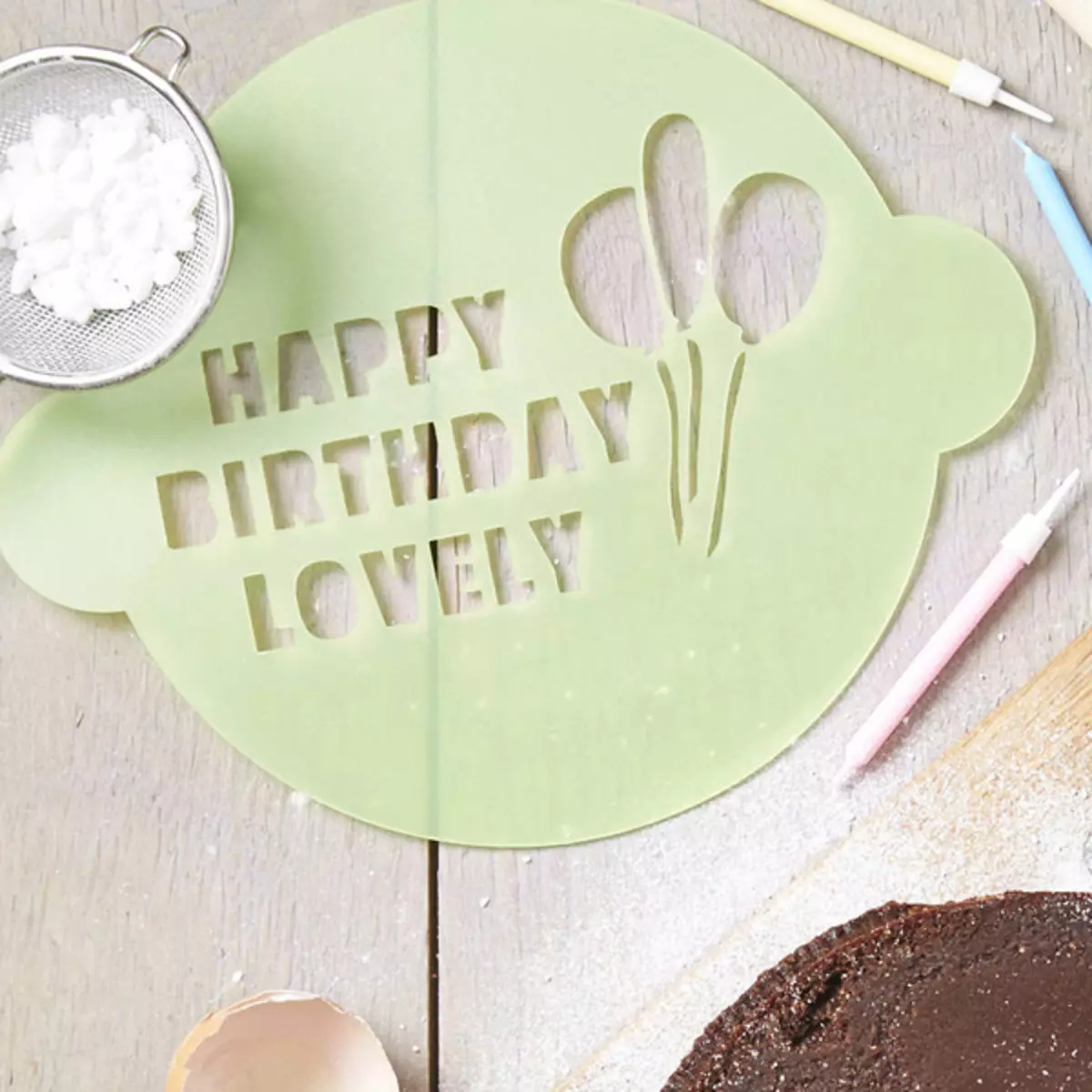 鋼板蠟紙生日快樂。蛋糕和黨裝飾的生日快樂鋼板蠟紙