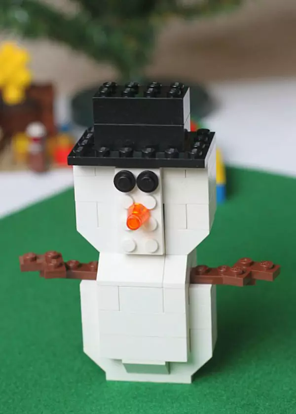 LEGO አዲስ ዓመት: - ከ LEGO የአዲስ ዓመት የእጅ ሥራዎች እንዴት ማድረግ እንደሚቻል