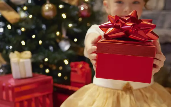 Hur man ger en gåva till ett barn för det nya året?