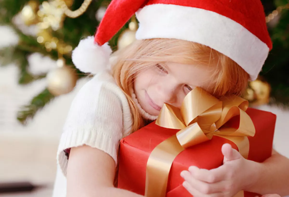 Com donar un regal a un nen per al nou any?