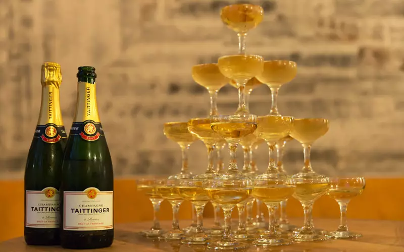 Wijnpiramide: piramide van champagneglazen Doe het zelf