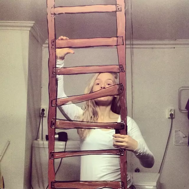 Selfie : Norwegian 예술가 헬렌 멜렌의 특이한 사진