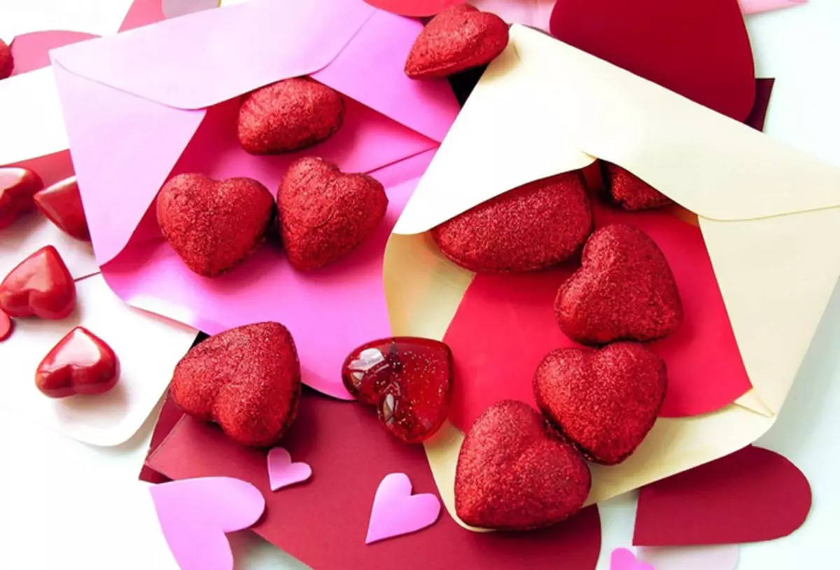 So erstellen Sie einen Umschlag zum Valentinstag: Umschlagvorlagen, Ideen und Meisterkurse