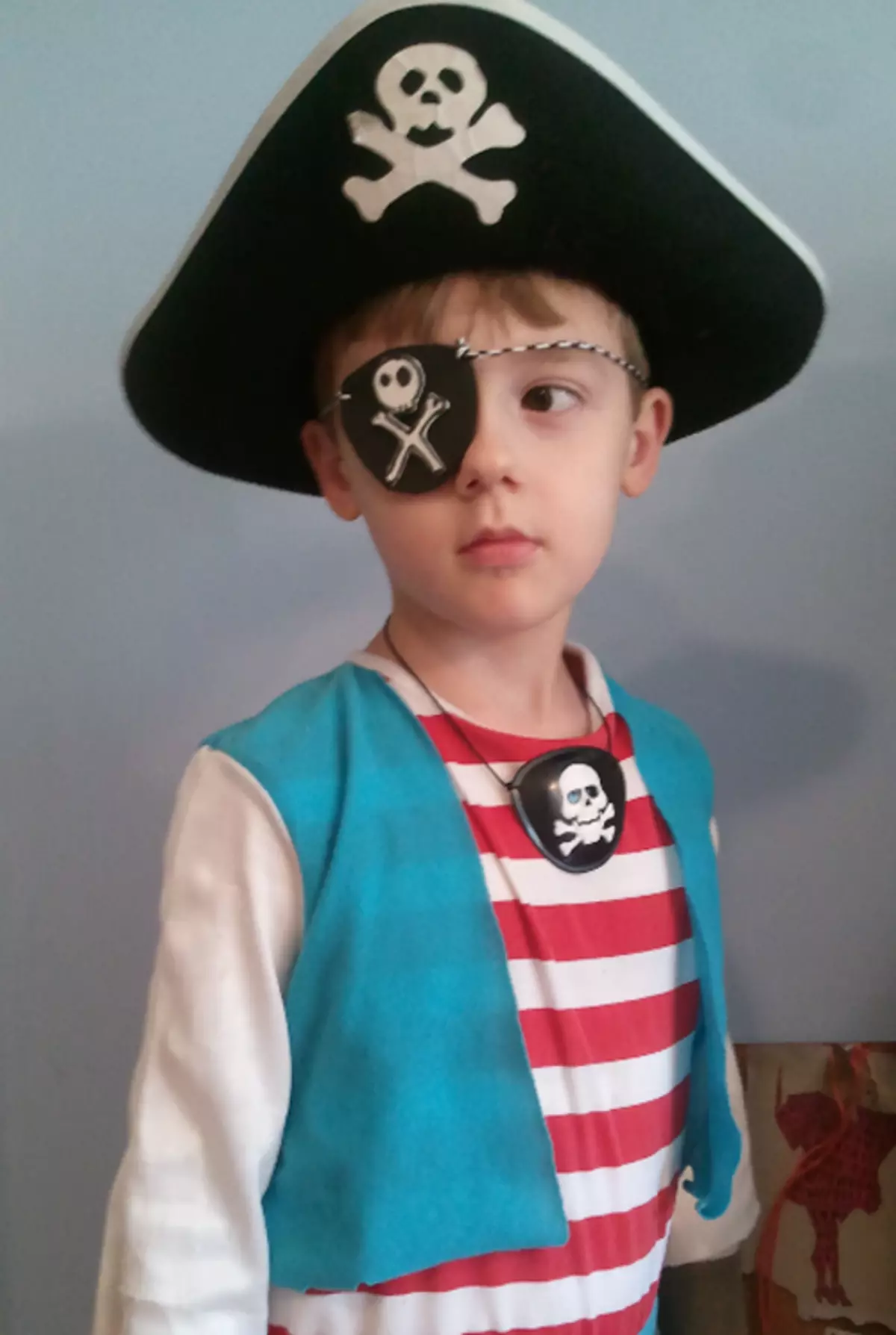 Пиратски костим. Како направити гусарски костим са властитим рукама?