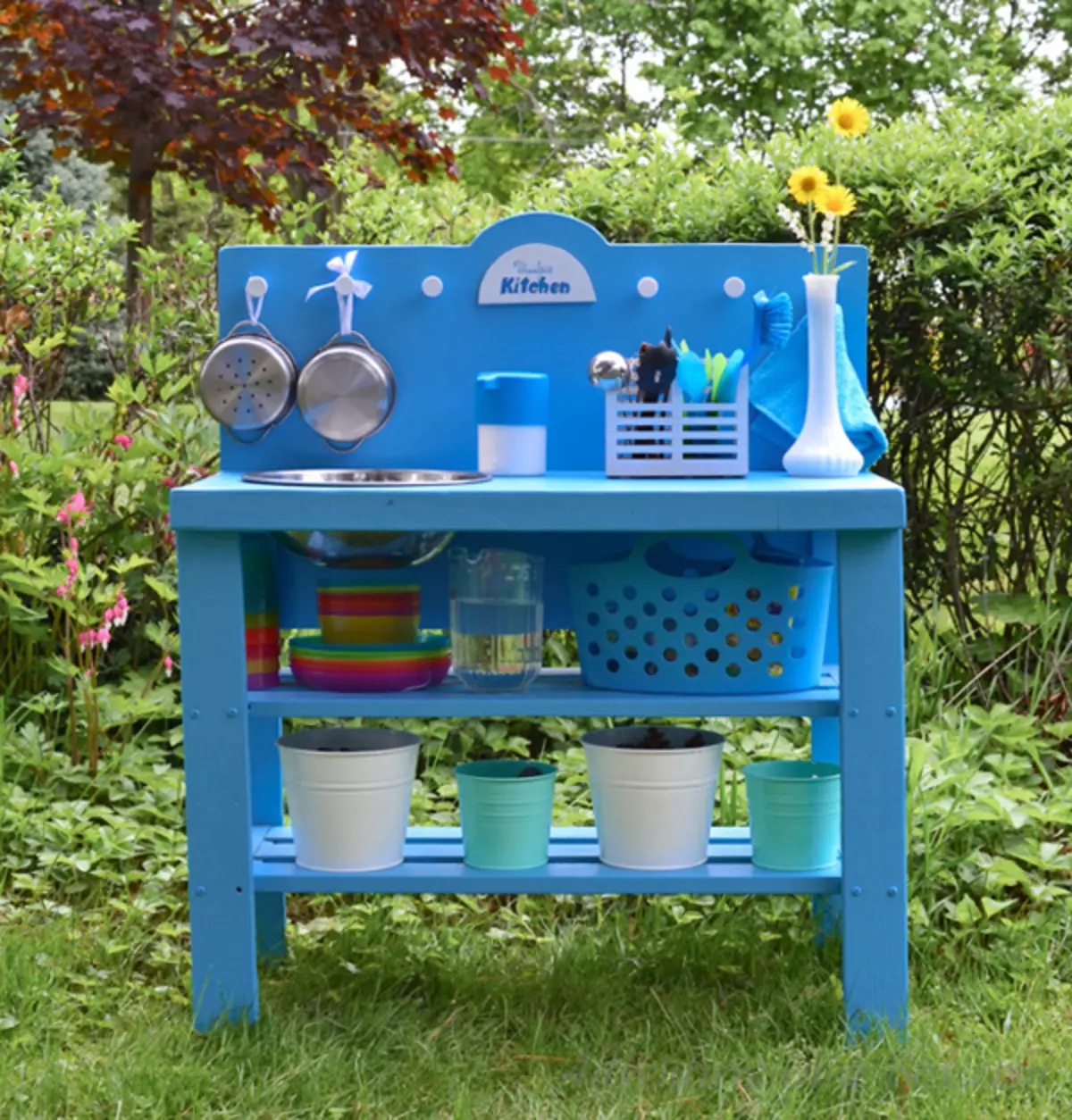 Kid's Kitchen. La kuirarto de infanoj faras ĝin vi mem