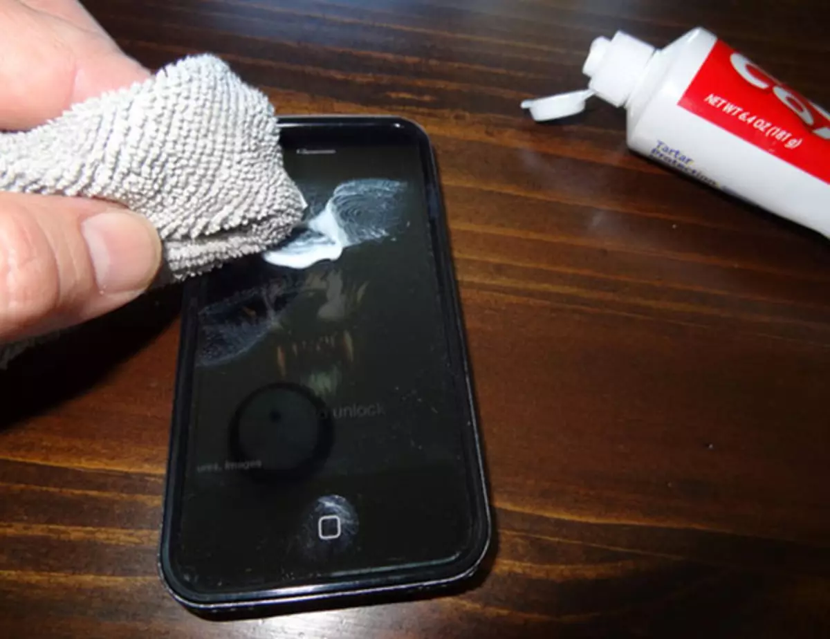 Praske na telefonu: Kako odstraniti praske s zaslona telefona?