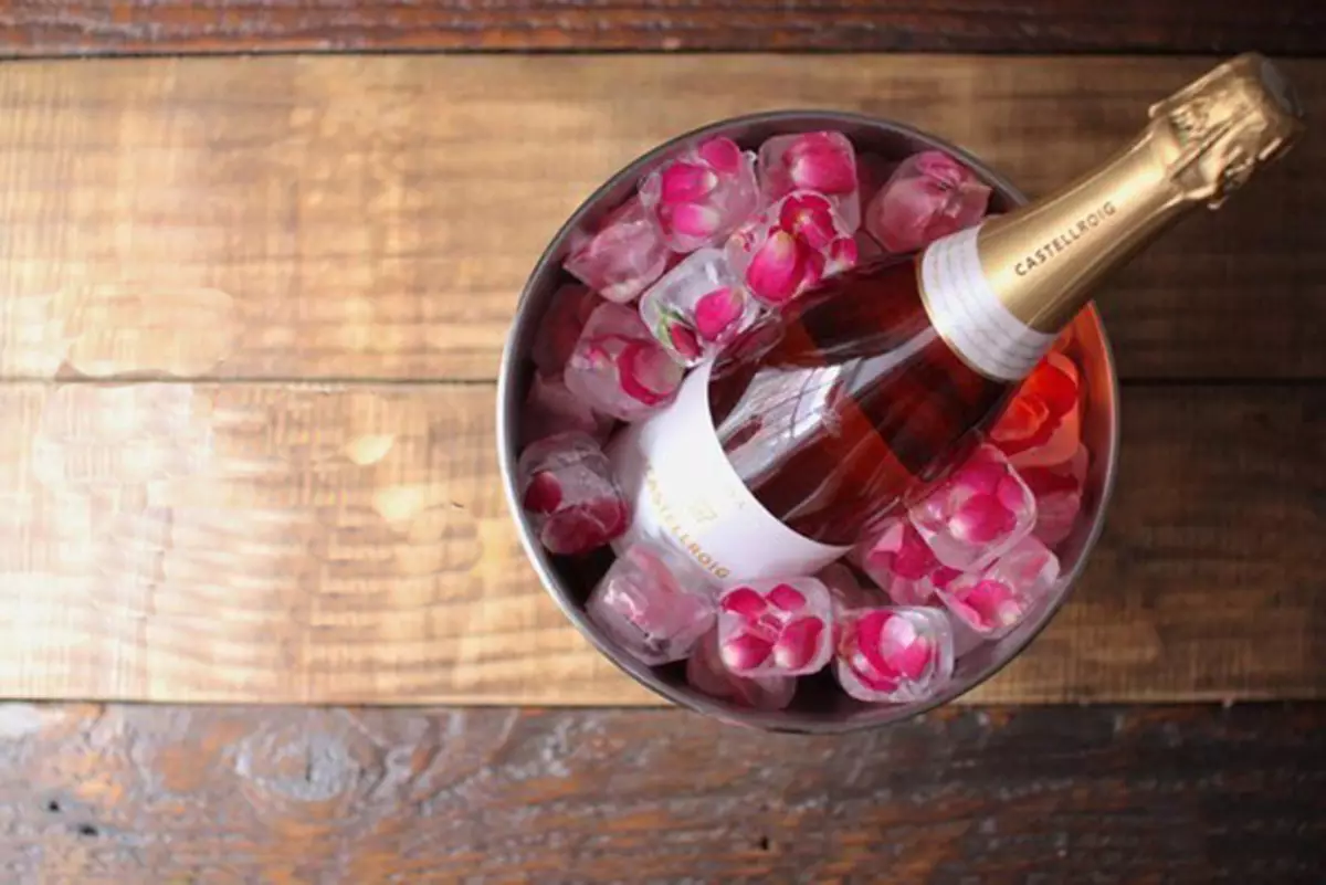 Idea for a romantic evening: Beautiful ice for champagne