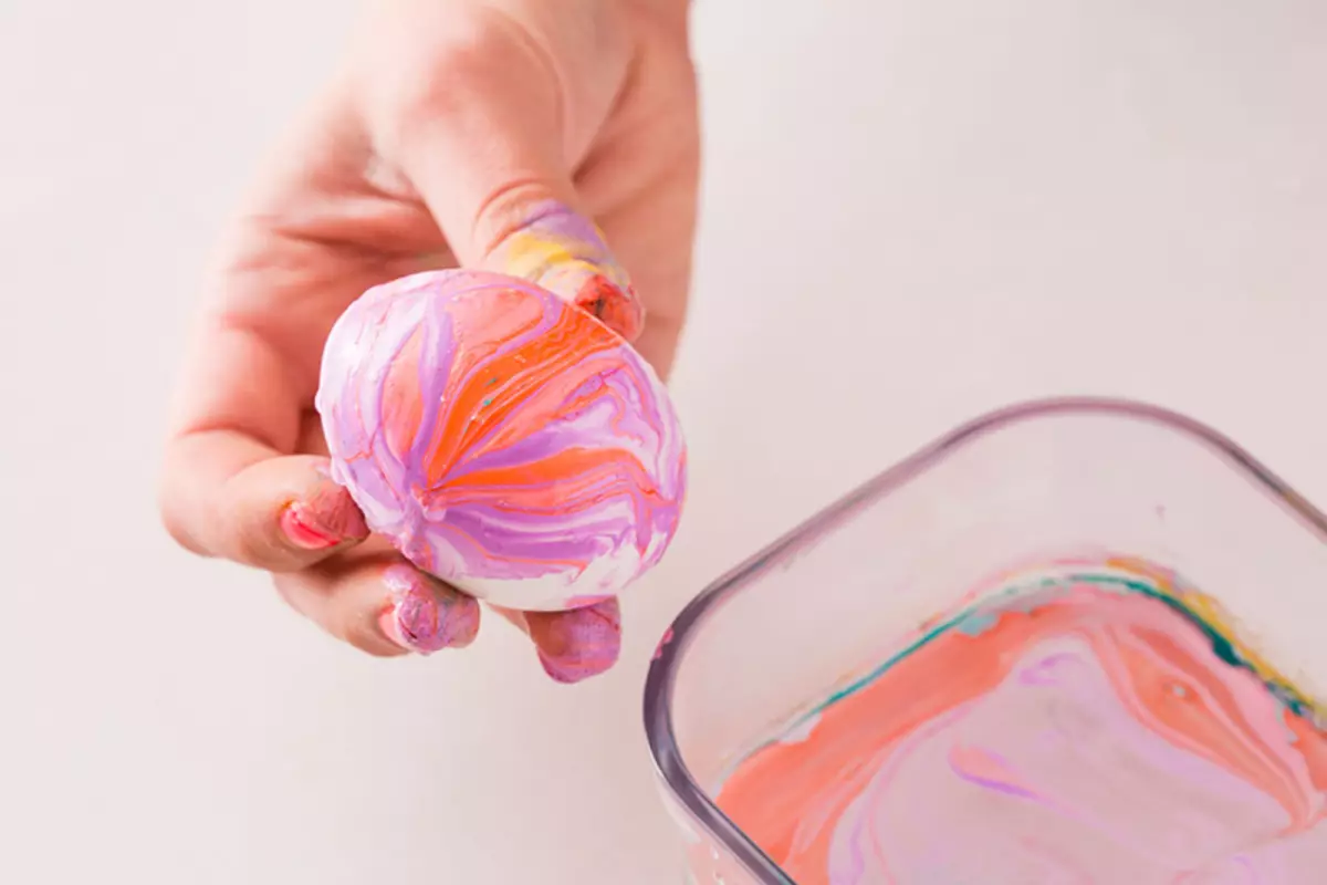Pisanki. Jak malować jajka z lakierem do paznokci?