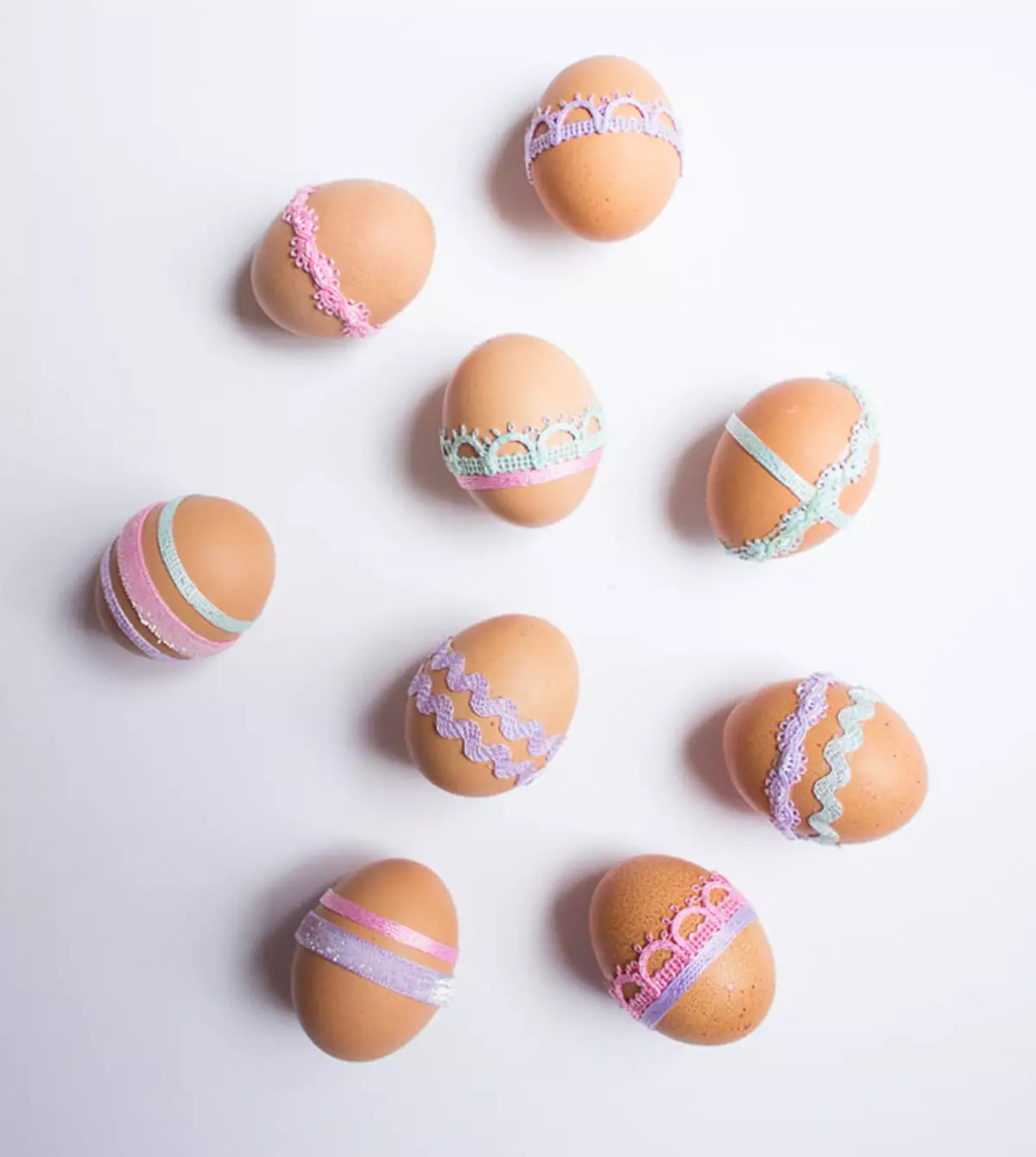 Велигденски јајца. Велигденски јајца украсени со чипка