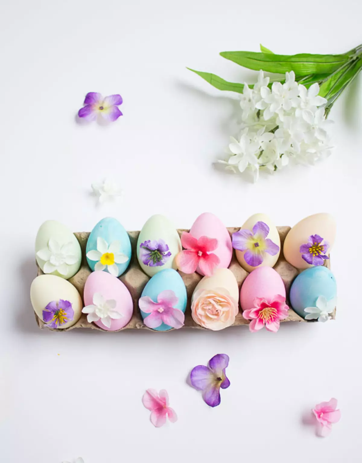 Húsvéti tojás. Húsvéti tojások virágokkal