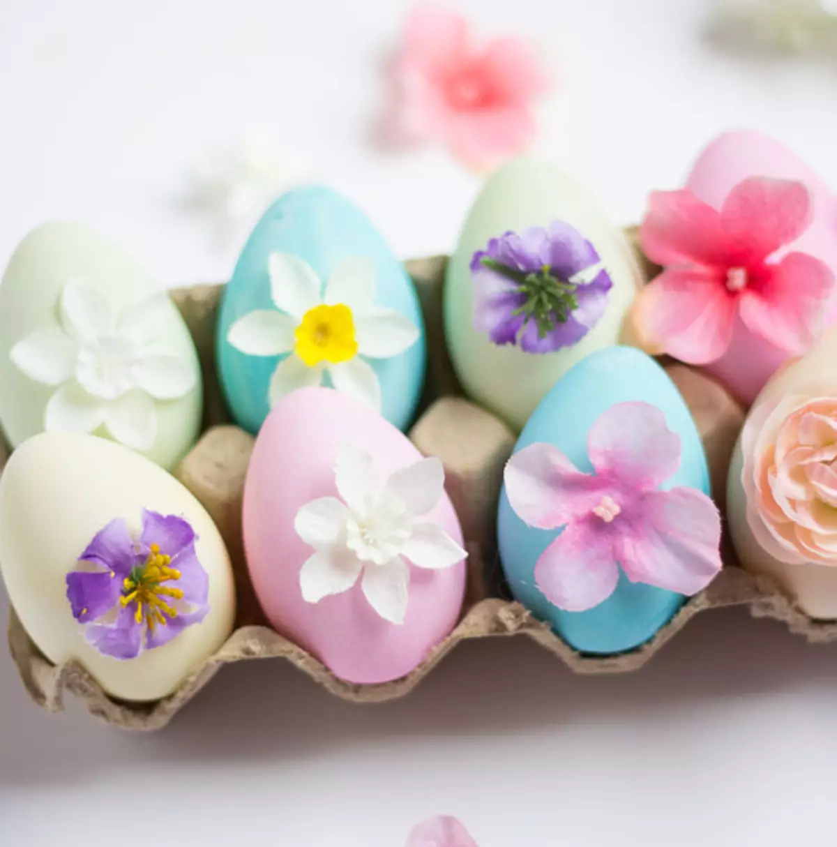 Telur Easter. Telur Paskah dengan bunga
