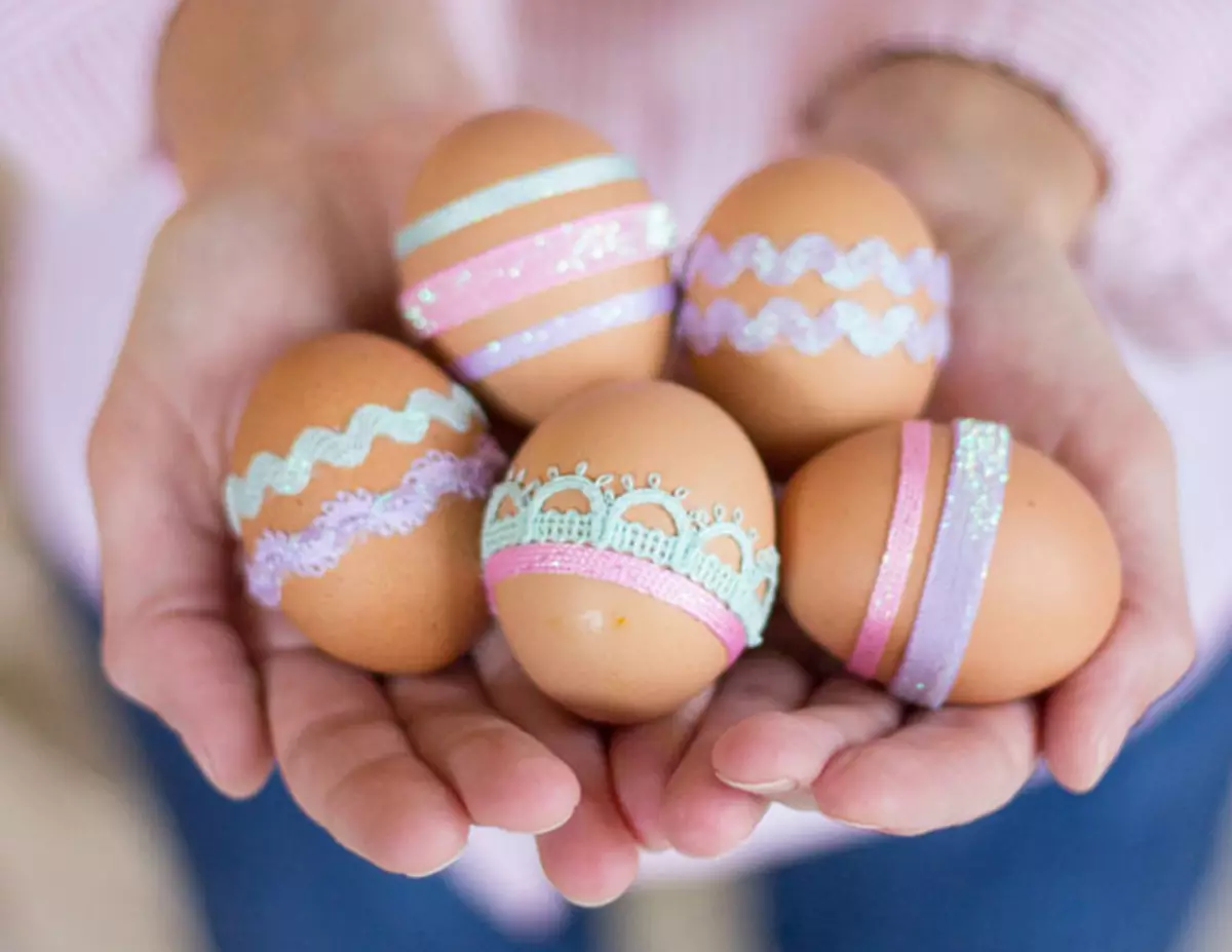 Telur Easter. Telur Paskah Dihiasi dengan Renda