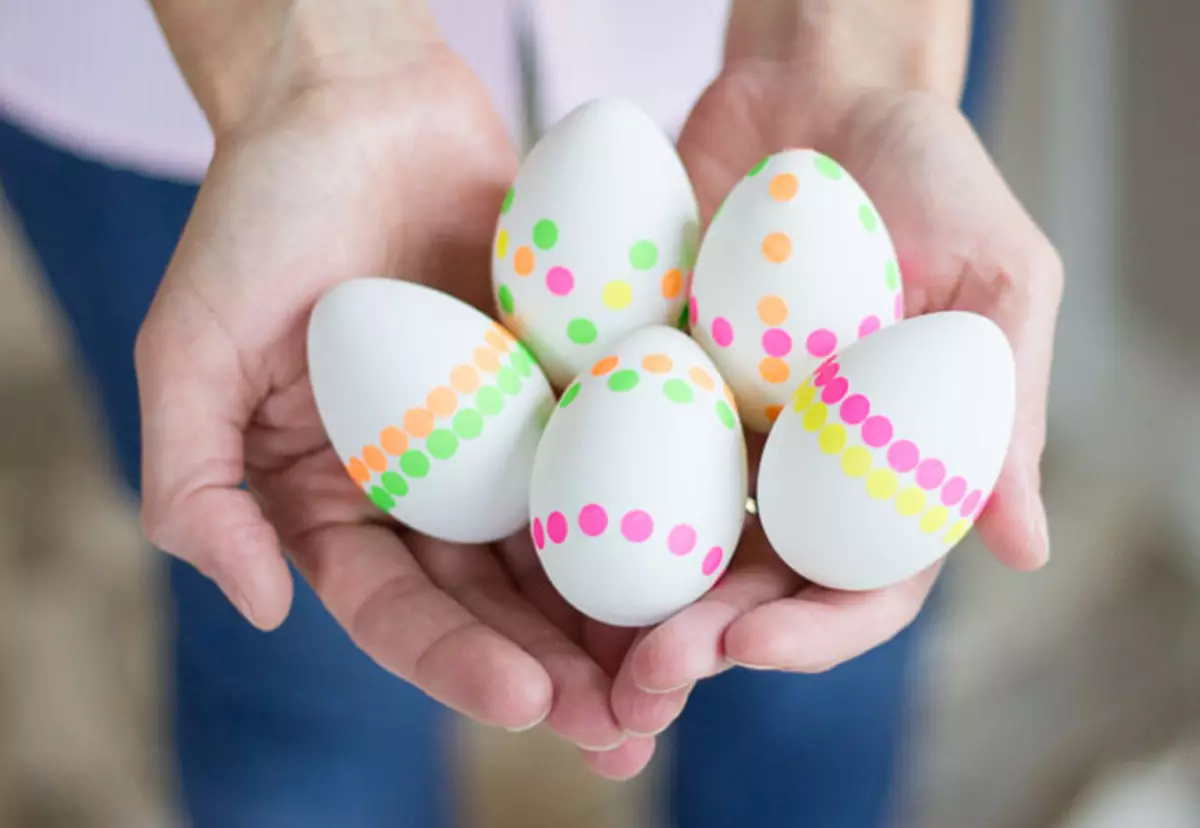 تخم مرغ عید پاک تزئین شده با برچسب های نئون