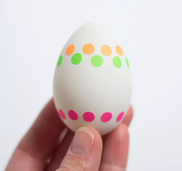 Великденски яйца, украсени с неонови стикери