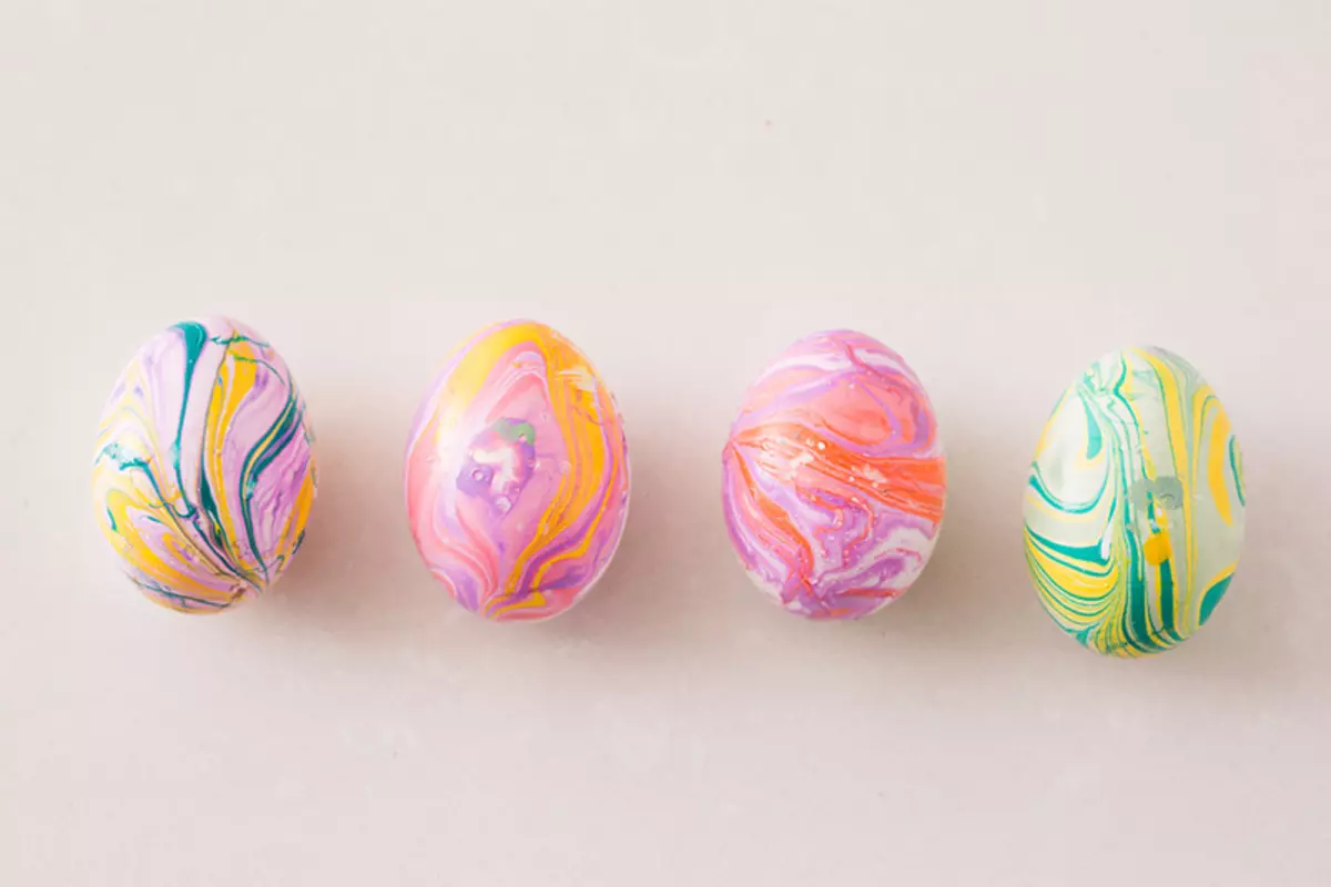 Telur Easter. Bagaimana untuk cat telur dengan menggilap kuku?