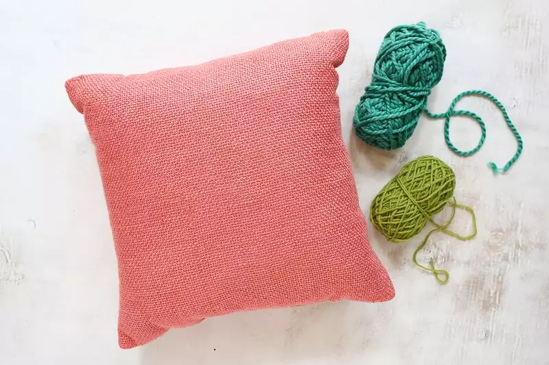 Decorative pillows with their own hands: Sofa pillows with fringe