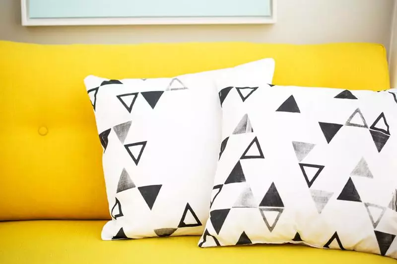 Decoratieve kussens doen het zelf: sofa kussens met schermtekeningen