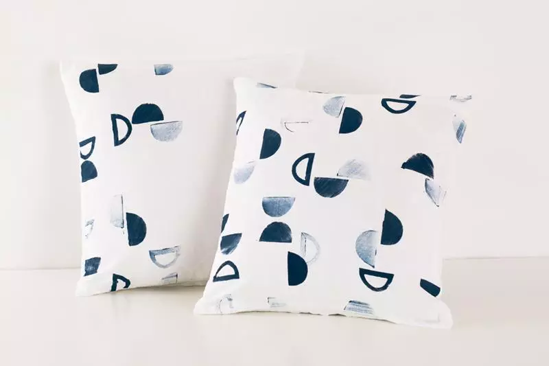 Διακοσμητικά μαξιλάρια το κάνετε μόνοι σας: μαξιλάρια καναπέ με σχέδια οθόνης